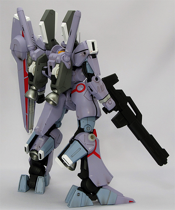 ローレン・ナカモトがネオ・ジオンに持ち込んだ機体 という感じです。こうして見ると、肩の位置を上げたのは正解だったようで良かった良かった。