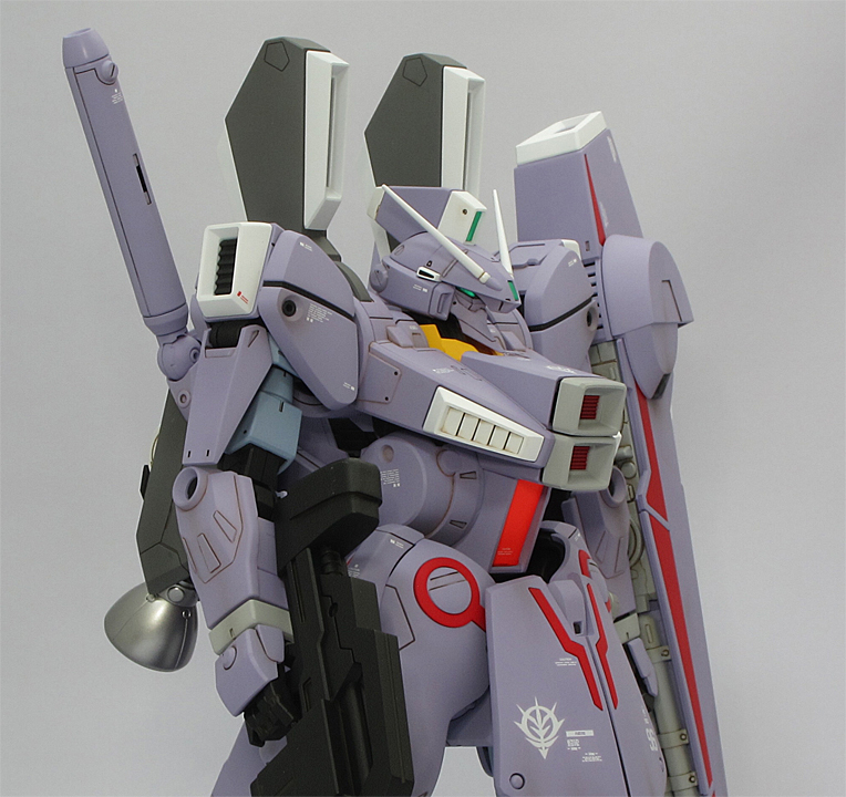 ローレン・ナカモトがネオ・ジオンに持ち込んだ機体 という感じです。こうして見ると、肩の位置を上げたのは正解だったようで良かった良かった。